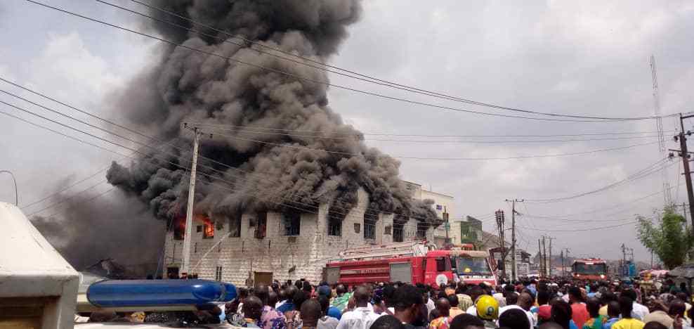 BREAKING: Fire Razes Shops At Dugbe Market in Ibadan (See Photos ...