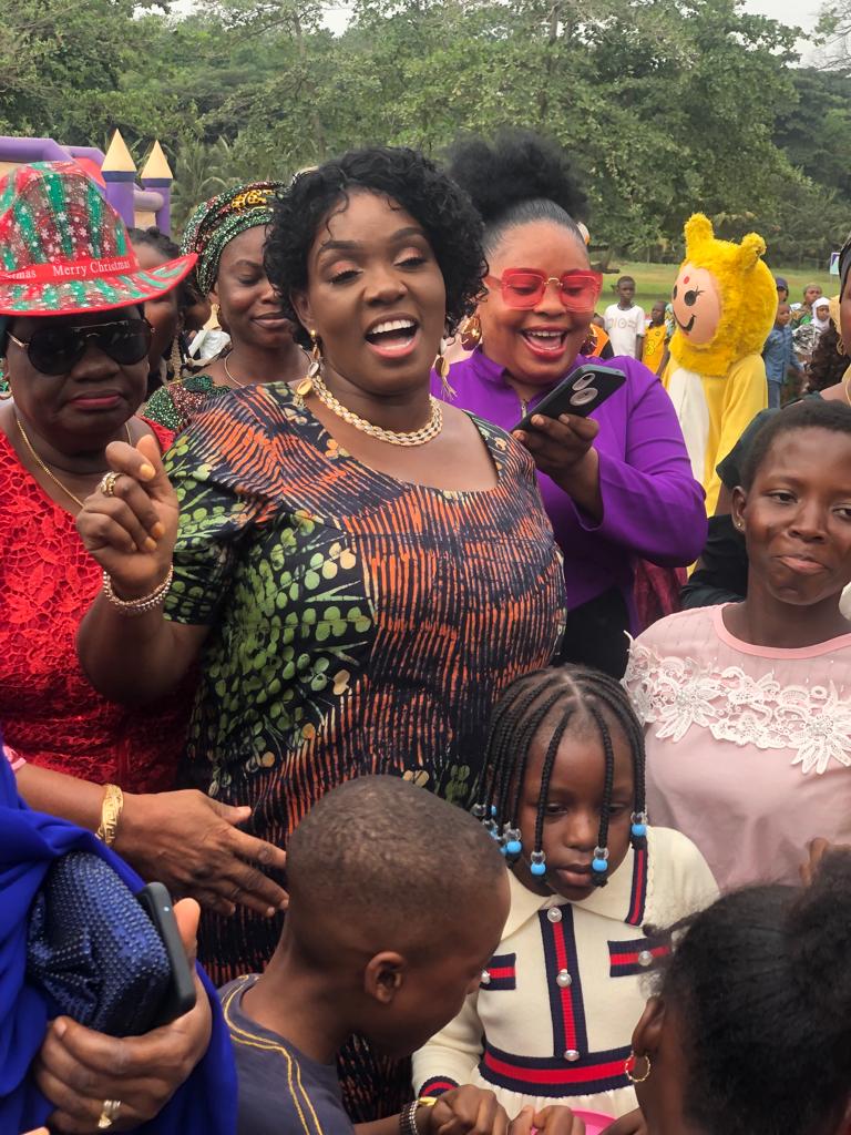 Christmas: Oyo First Lady Hosts Children, Distributes Gift - InsideOyo.com