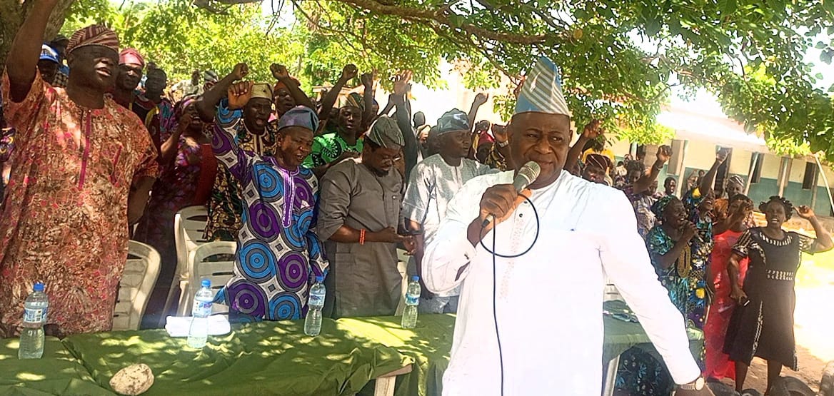 APC Members in Surulere, Ogo Oluwa Receive Sallah Gifts from Ex-reps ...