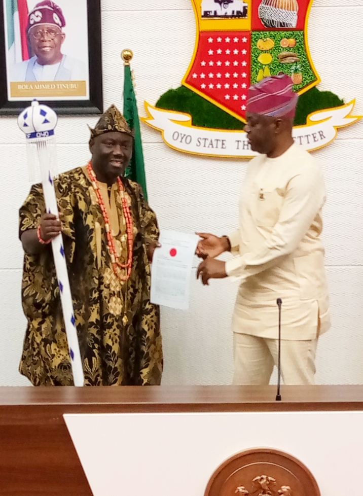 BREAKING: Makinde Presents Instruments of Office to New Alaafin of Oyo ...
